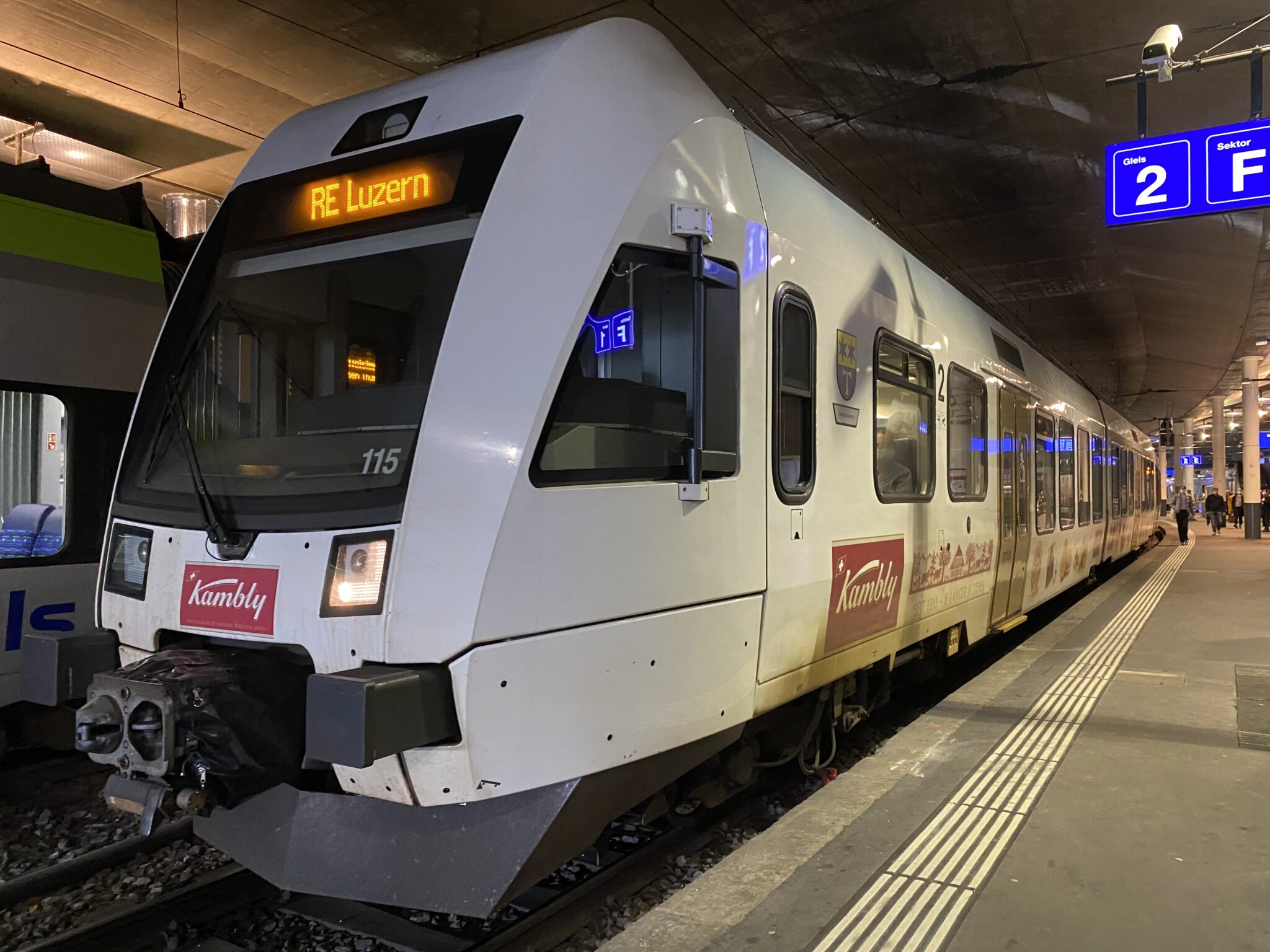 コロナ禍のスイス週末旅行1日目〜kambly trainに乗って、スイスが誇るお菓子メーカー「kambly（カンブリー）」工場へ行き、クッキー ...