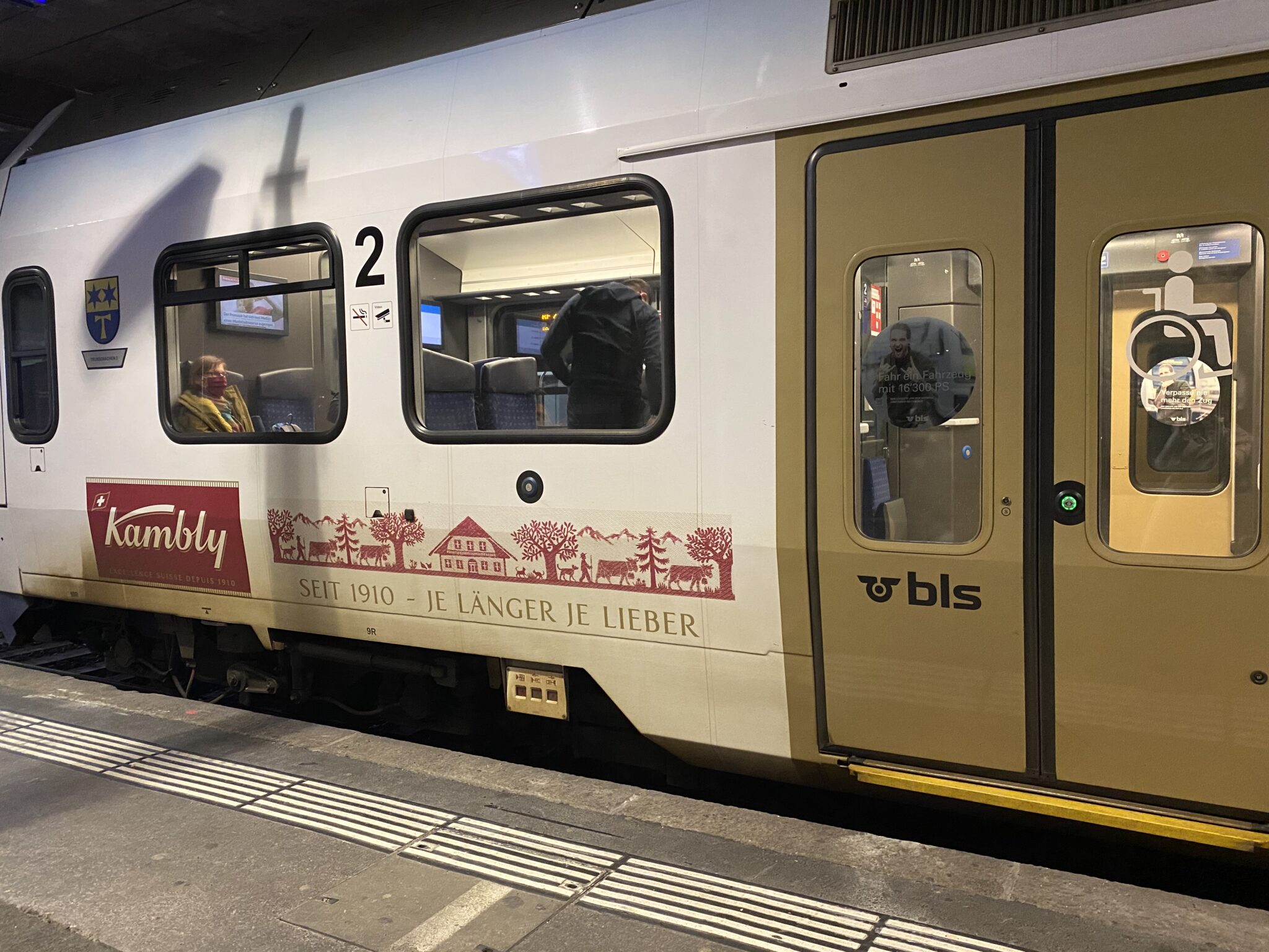 コロナ禍のスイス週末旅行1日目〜kambly trainに乗って、スイスが誇るお菓子メーカー「kambly（カンブリー）」工場へ行き、クッキー ...