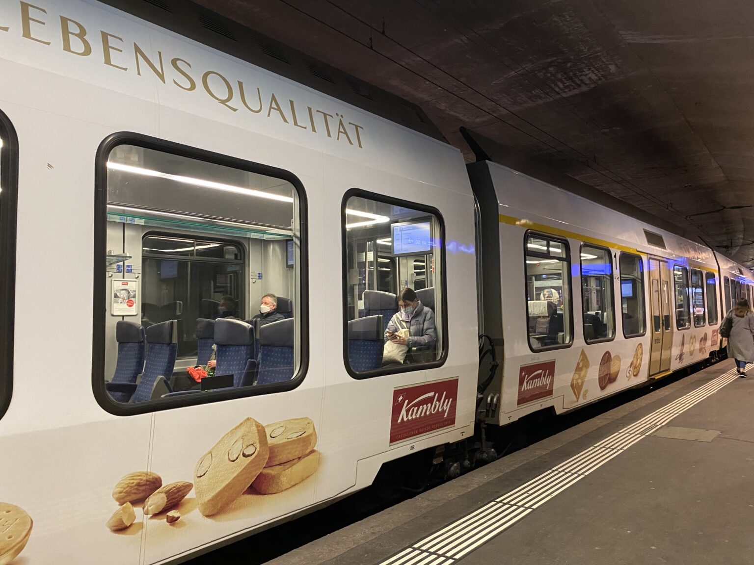 コロナ禍のスイス週末旅行1日目〜kambly trainに乗って、スイスが誇るお菓子メーカー「kambly（カンブリー）」工場へ行き、クッキー ...