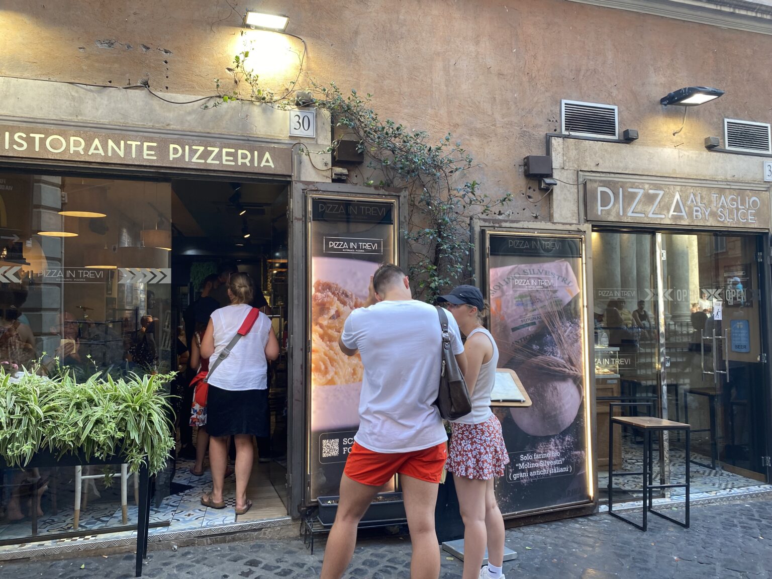 トレビの泉の近くにあるピザ屋さん「Pizza in Trevi」に行ってきたよ！ - 旅時々ワイン