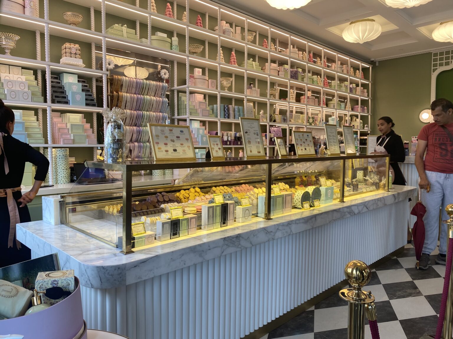 スイスオリジナルマカロンが食べられる「Ladurée (ラデュレ)」のカフェに行ってきたよ♪ in ジュネーブ - 旅時々ワイン