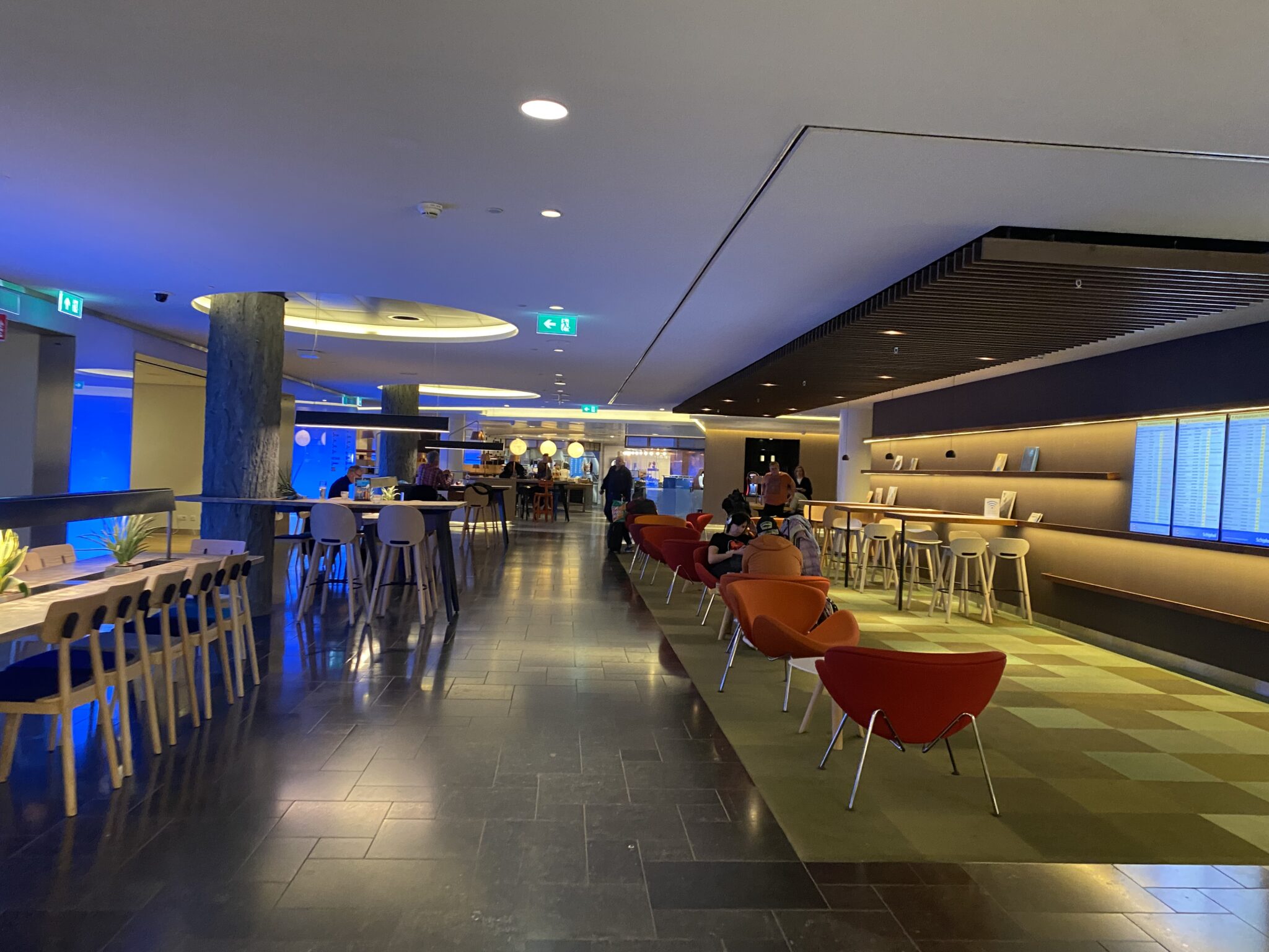 KLMオランダ航空のラウンジ「KLM Crown Lounge 52 (International)」（ノンシェンゲン）」に行ってきたよ ...