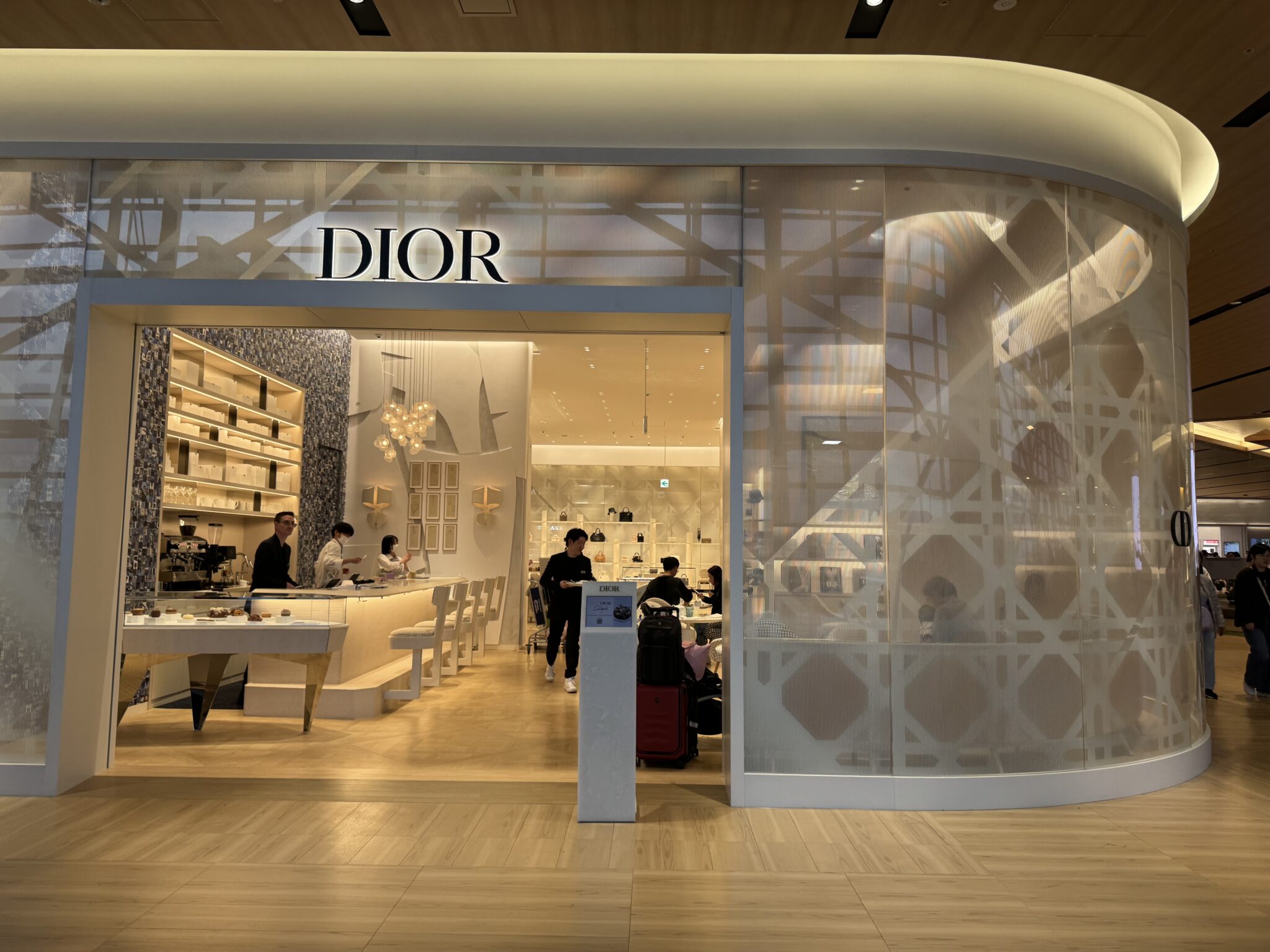 可愛すぎる！！新規オープンした「Café DIOR 」に行ってきたよ！in 関西空港国際線ターミナル - 旅時々ワイン