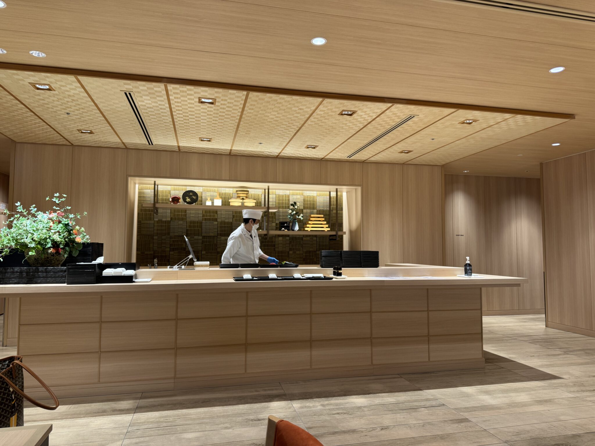 JAL羽田空港の国際線ファーストクラスラウンジ「鮨鶴亭」と「JAL's SALON」を満喫してきたよ！（2025年4月ver.） - 旅時々ワイン