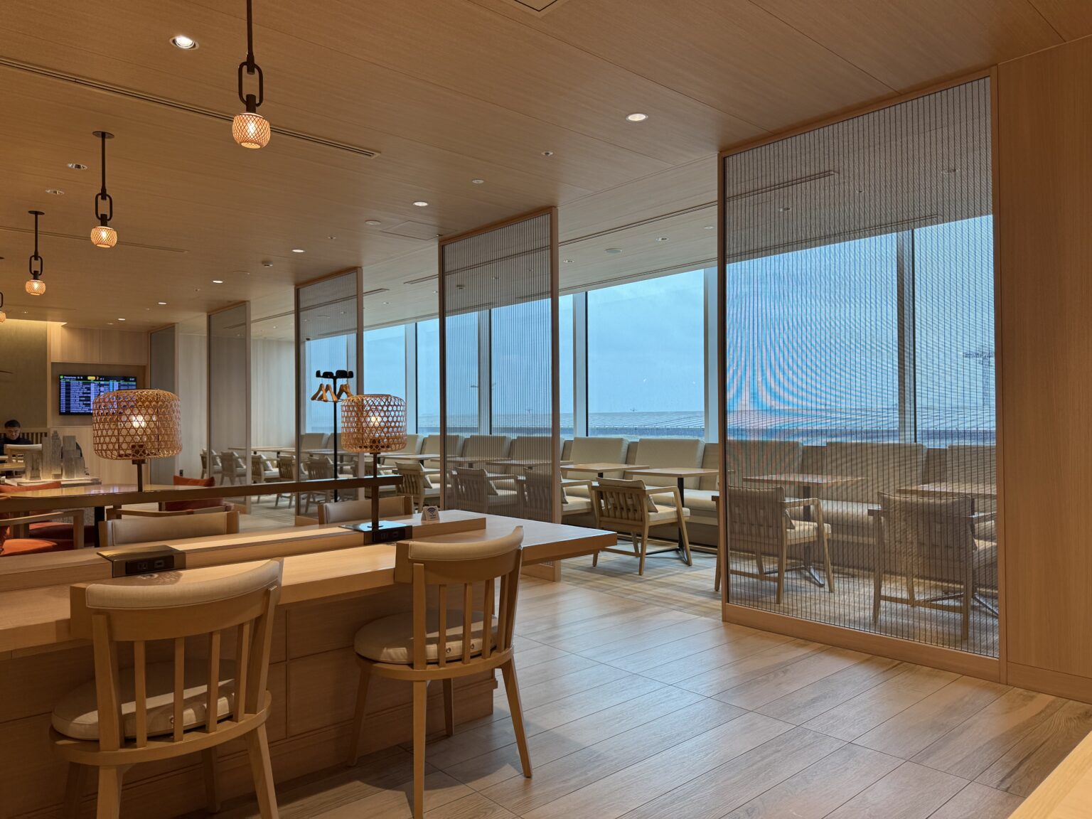 JAL羽田空港の国際線ファーストクラスラウンジ「鮨鶴亭」と「JAL's SALON」を満喫してきたよ！（2025年4月ver.） - 旅時々ワイン