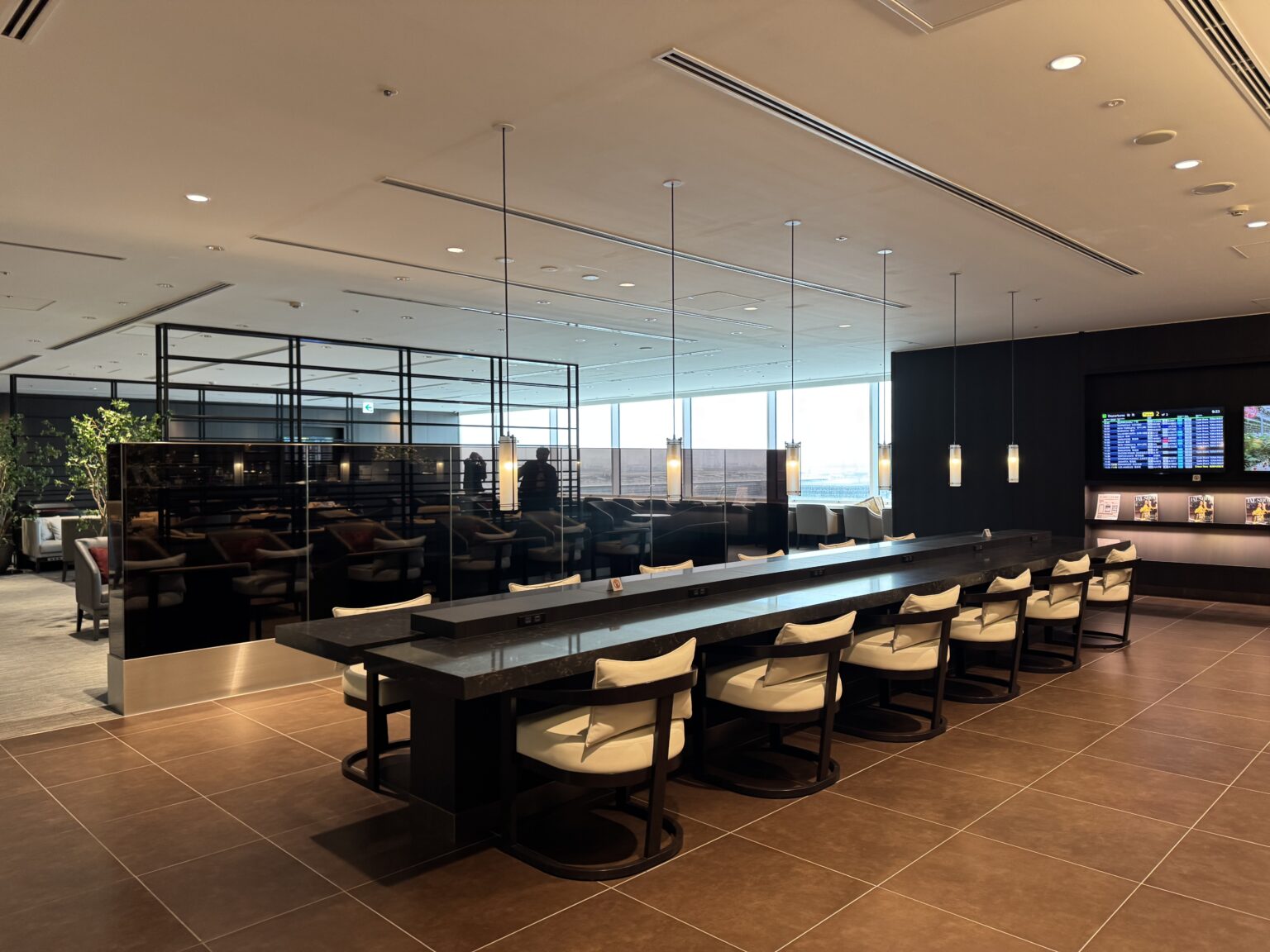 JAL羽田空港の国際線ファーストクラスラウンジ「鮨鶴亭」と「JAL's SALON」を満喫してきたよ！（2025年4月ver.） - 旅時々ワイン